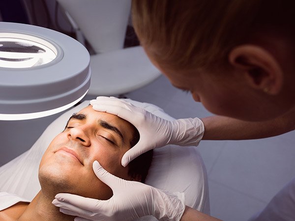 Eiterpickel: Ursachen und Hautpflegetipps | Garnier