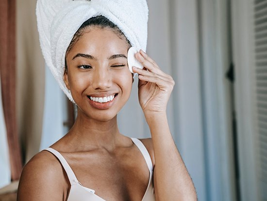 Pigmentflecken: Ursachen, Behandlung und Vorbeugung | Garnier